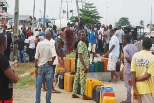 Nigeria - Nationwide Petrol Scarcity: Filling Stations Closed, Black Market Prices Surge ...
