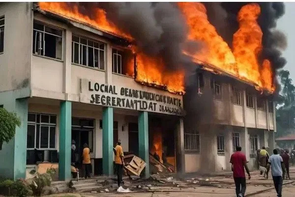 Nigeria - [VIDEO] Thugs Set Fire to Two Rivers Local Government ...